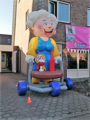 Sarah opblaaspop Rollator - Te huur en 4 meter hoog